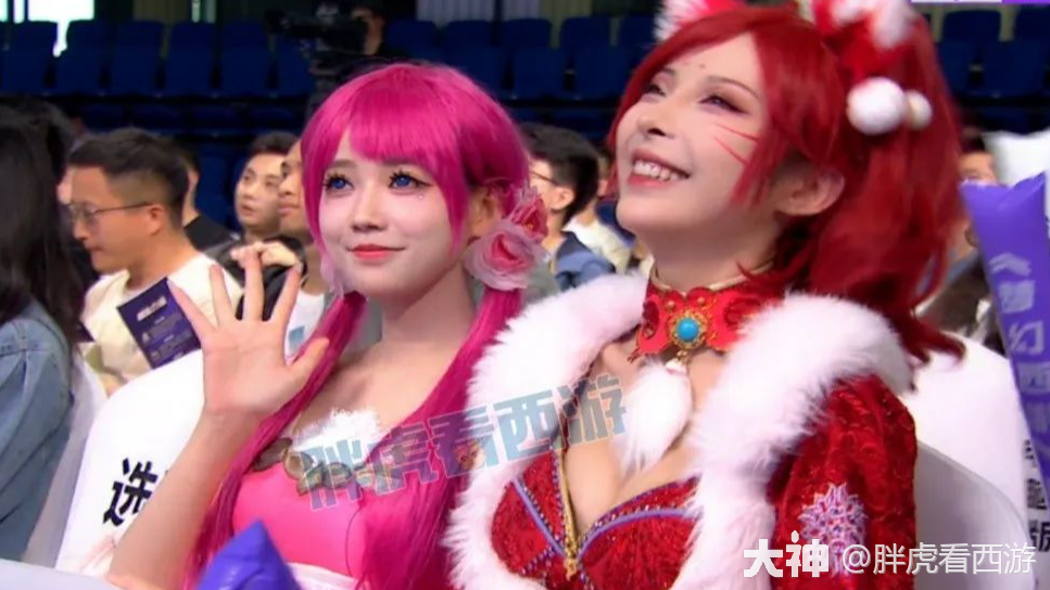 封狼拿冠军奖杯与美女合影，狐美人&桃夭夭Coser，18门超细致准备工作_梦幻西游 | 大神