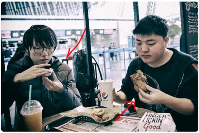 Uzi和Mlxg去全明星机场照引发热议？网友：这完全是两个世界的！_大神