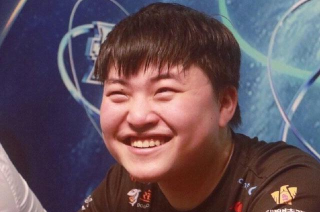 RNG赢了Uzi女友aomimi说的话却很沉重，粉丝泪崩真的不容易_大神